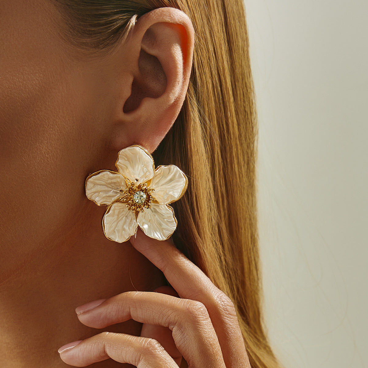 Elixir Floral Dourado: O Brinco Statement que Eleva Seu Estilo